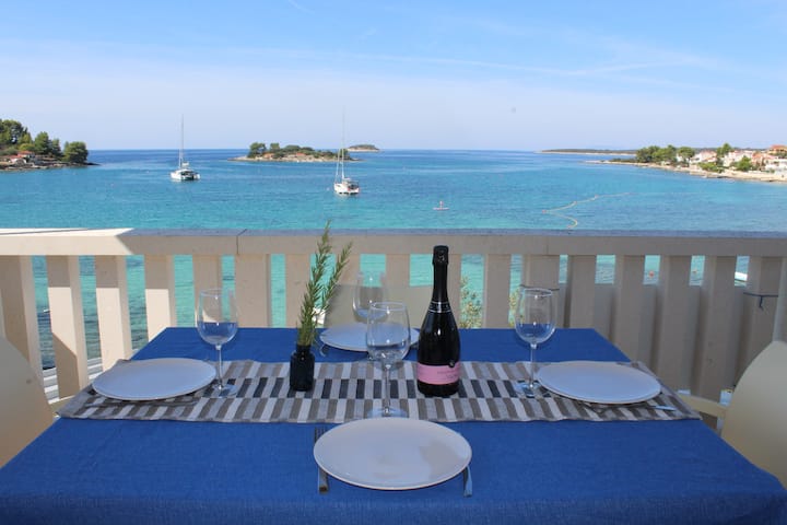 Beach Front Apartment With Terrace - Vela Luka
