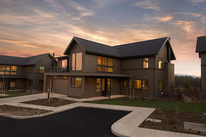Gorgeous 5-bed | Kings, New With Views, Hot Tub - Bend, OR