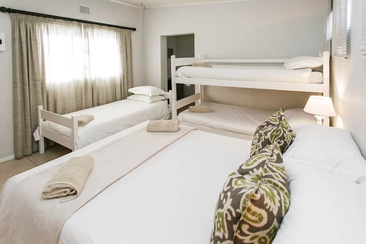 Wagon Wheel Self-catering Double + Single + Bunker - Beaufort West