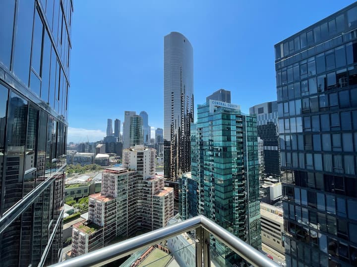Up High. Great Views. 1 Free Car Space. Sleeps 8. - Melbourne