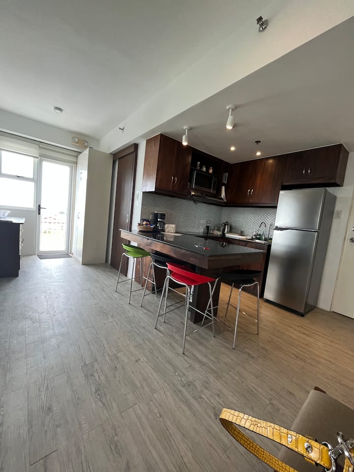 Amaia Steps: 2 Br Seaview Condo W/ A Full Kitchen - Bacolod