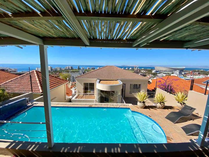 Villa With Spectacular Sea Views - 캠스 베이