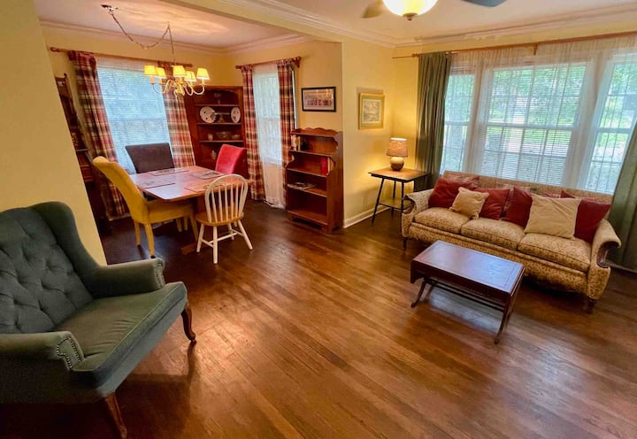 Cozy Country Cottage Near University Of Memphis - Memphis, TN