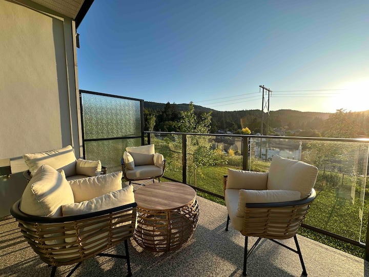 Bright And Modern Two Bedroom Townhouse. - Langford