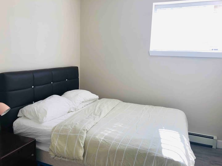 4 Bedroom Suite In Surrey Great Location - Surrey