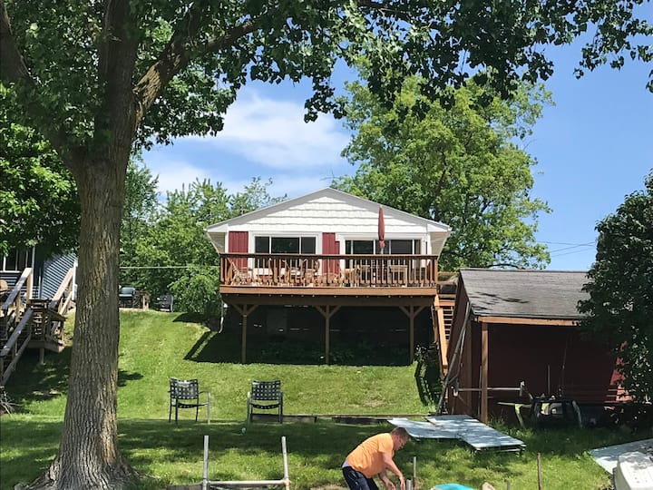 Serenity Now Dog Friendly Lake Cottage - Peninsula, Albion