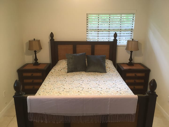 Hanna’s Uptown Vintage  Custom W/pool Access! - St. Augustine, FL