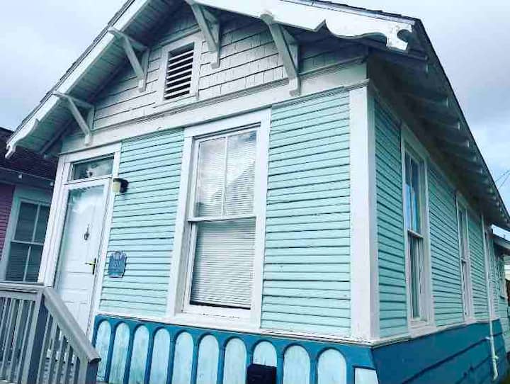 Cheerful 1-bedroom Cottage Close To Everything! - Galveston, TX