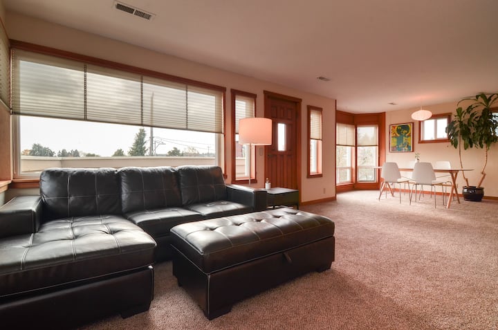 Serene Sun-filled Urban Escape With Lake Views! - Seattle, WA