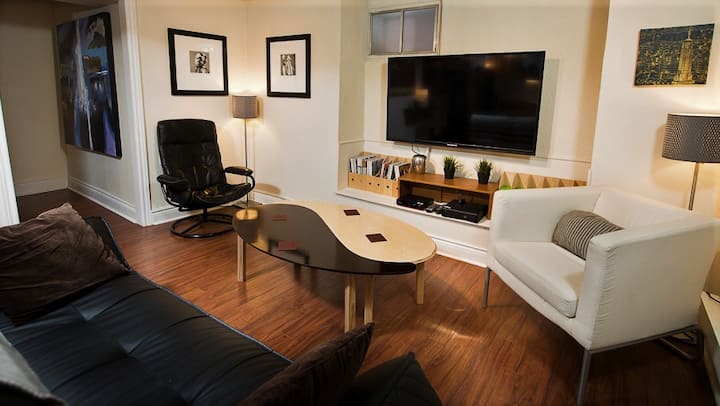 Quiet Bedroom, Living Room, And Bathroom - Toronto