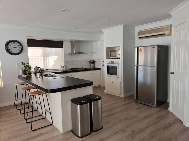 A Relaxing Spacious Home To Enjoy & Unwind - Bunbury