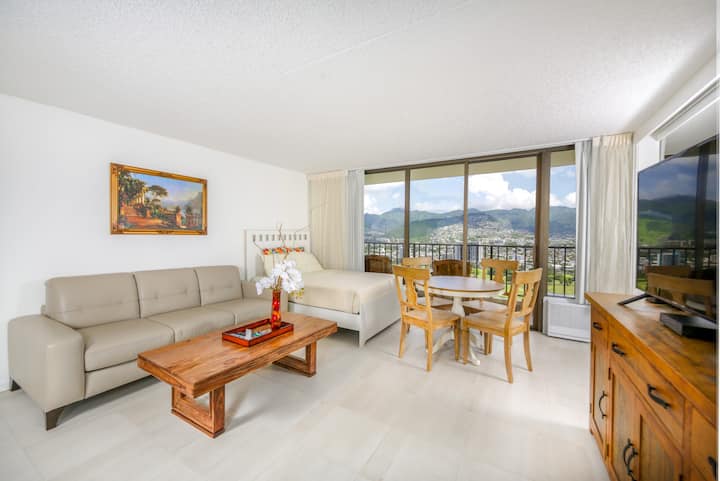 Waikiki Banyan 35th Flr: High Views & Free Parking - Honolulu, HI