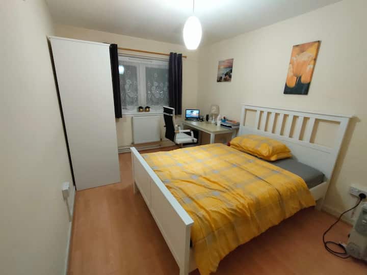Spacious Double Bed R.c - Salford