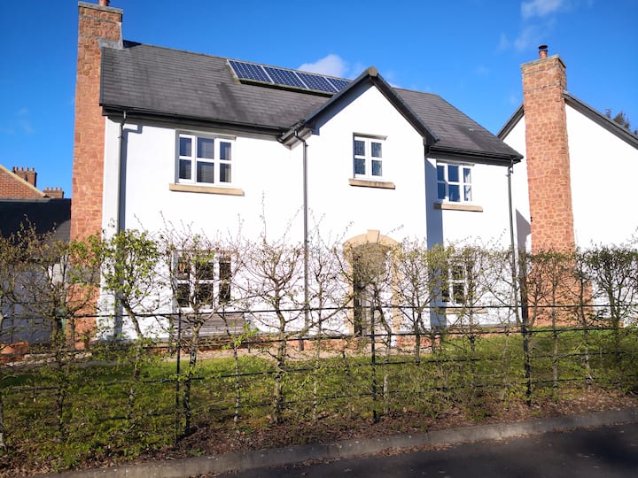 Four Bed Family Home Near The River With Parking - Exeter Airport (EXT)