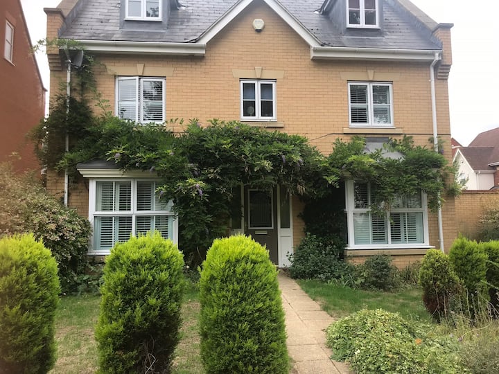 Spacious Loft Double Bedroom Near London - Dartford