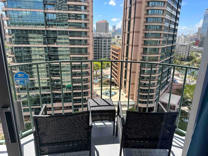 2 Bedroom Waikiki Apt Sleeps 6 Free Parking - O‘ahu, HI