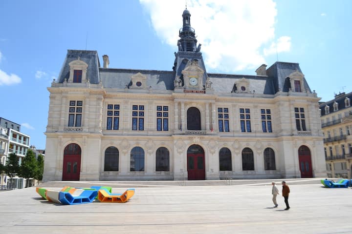 Studio Tout Confort Vue Sur L’hôtel De Ville - ibis budget Gare de Poitiers