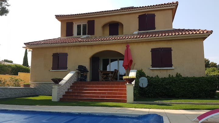 Villa De 150m² Avec Piscine - Rognac