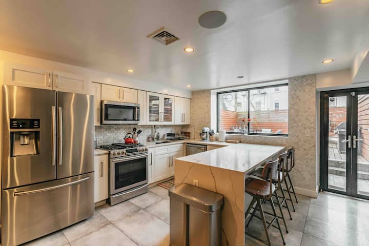 Fam-friendly Duplex W Parking ~ Steps To Train! - New York City