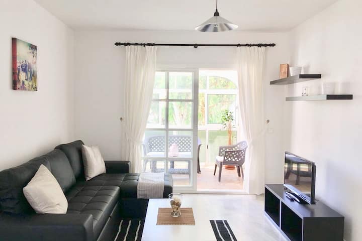Lovely 1-bedroom 3min From Beach + Ac/pool/parking - 베날마데나