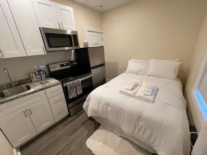 New, 2nd Floor Tiny Studio Apt #3 In Chestnut Hill - Philadelphia