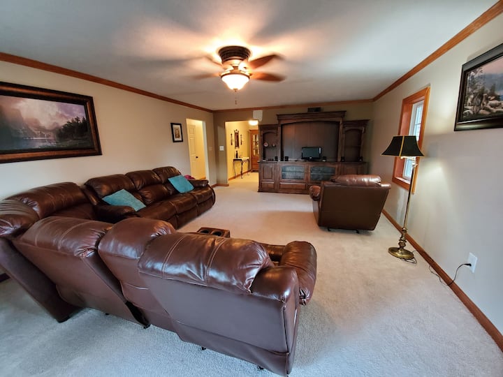 Cozy Ranch Family-style Home Away From Home - Sioux City, IA