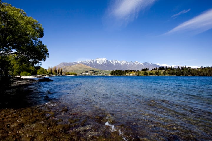 Luxury Lakeside Villa Queenstown - Queenstown, New Zealand