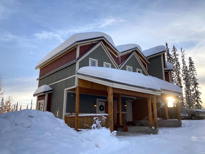 *Big White* 3 Bed 2 Bath Townhouse -New Hot Tub -Mtn Sunset - Private & Quiet - Big White Ski Resort, BC