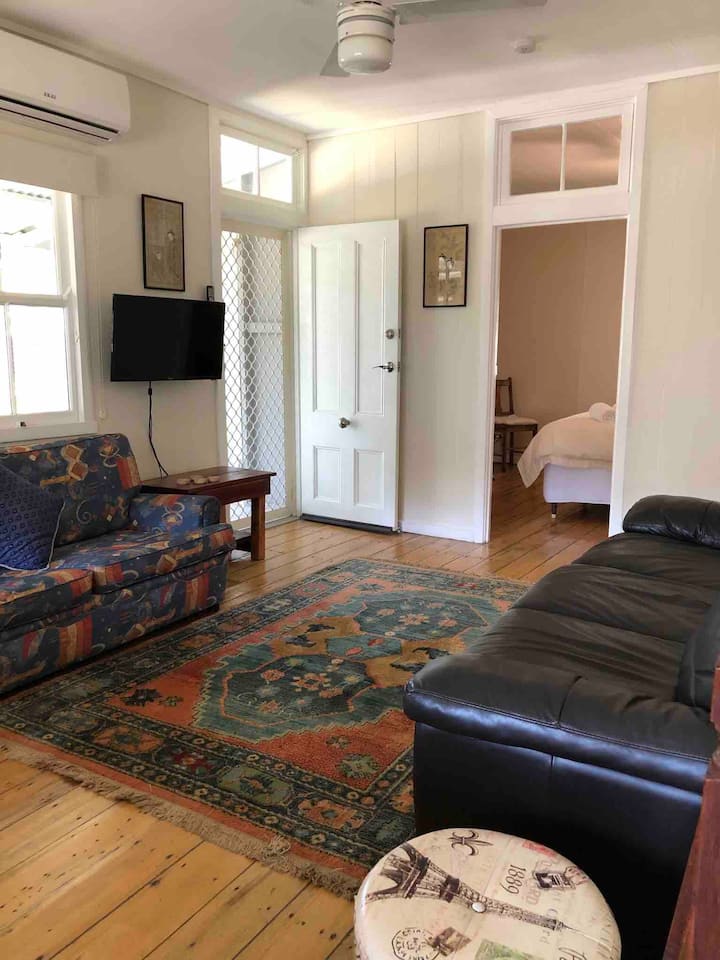 Historical Settlers Cottage - 4 Bdrms, 2 Bathrooms - Gold Coast