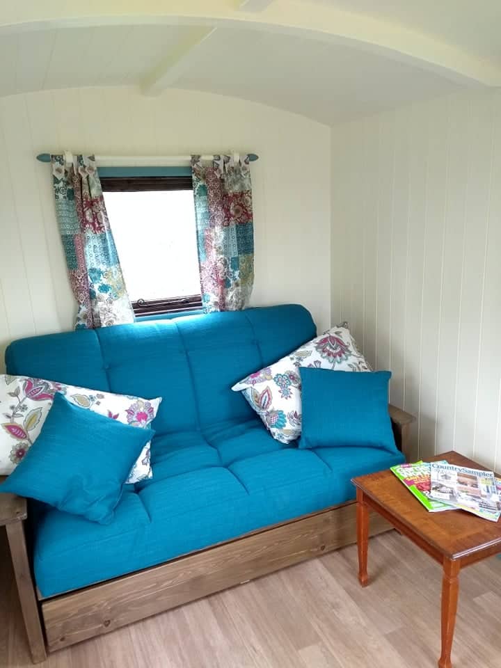Cosy Shepherd's Hut With Spectacular Views - Leek