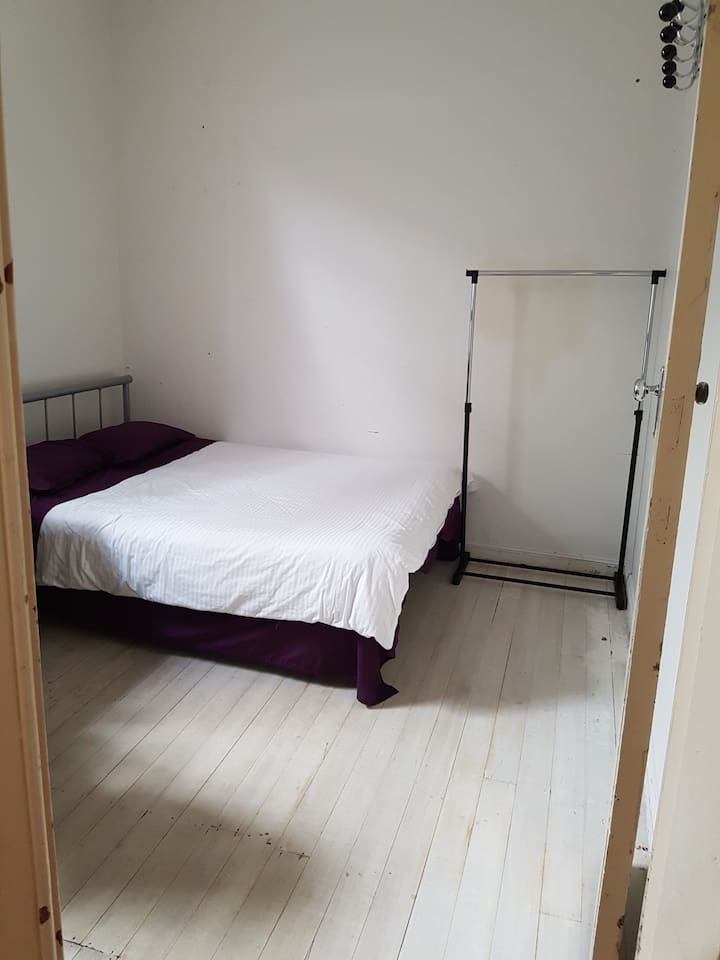 Comfortable Double Room In Older House - Bondi Beach