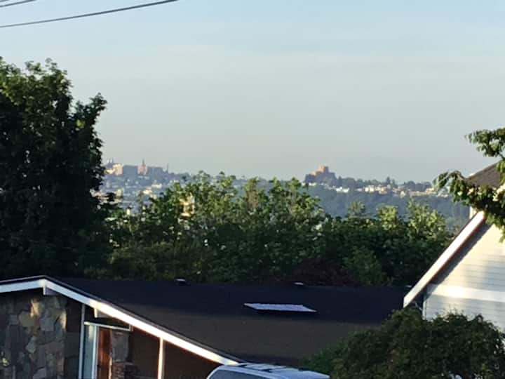 Spacious Cape Cod Home In West Seattle - Seattle, WA