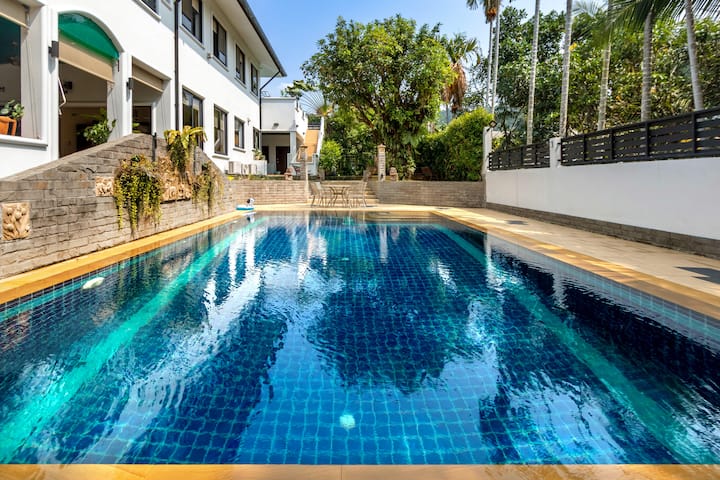 + Families + 8 Beds + Netflix + Large Pool + - Phuket