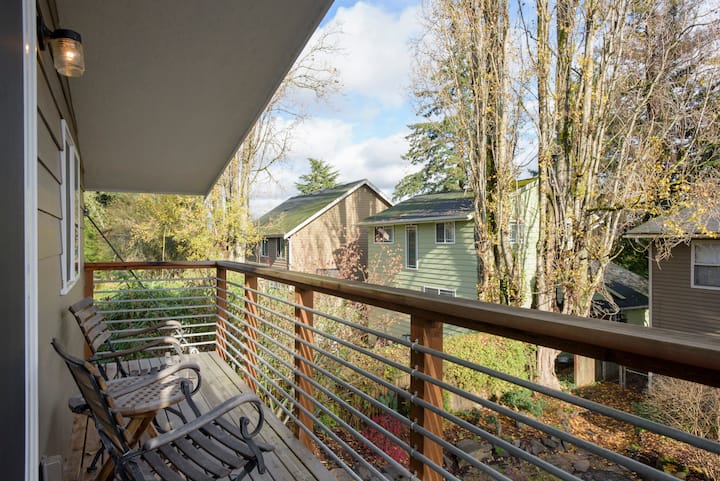 Quiet, Light-filled Loft - Kirkland, WA