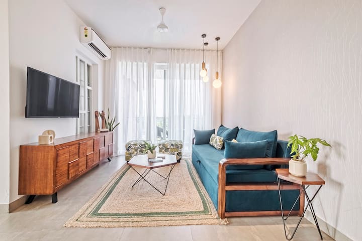 Luxurious & Central  | ♛King Bed, Views, Pool, Gym - Goa