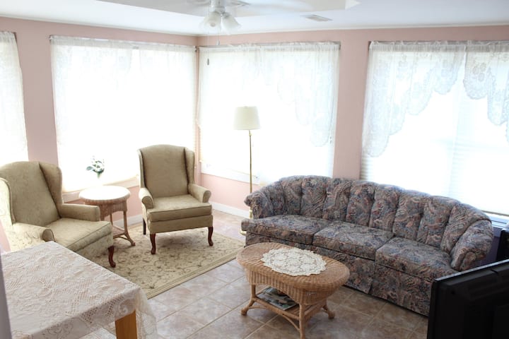 Hawkins House: Magnolia King Suite - Eminence, MO