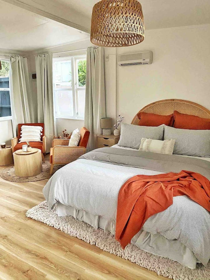 Beach Escape - Dog Friendly & Outdoor Tub - Waikanae