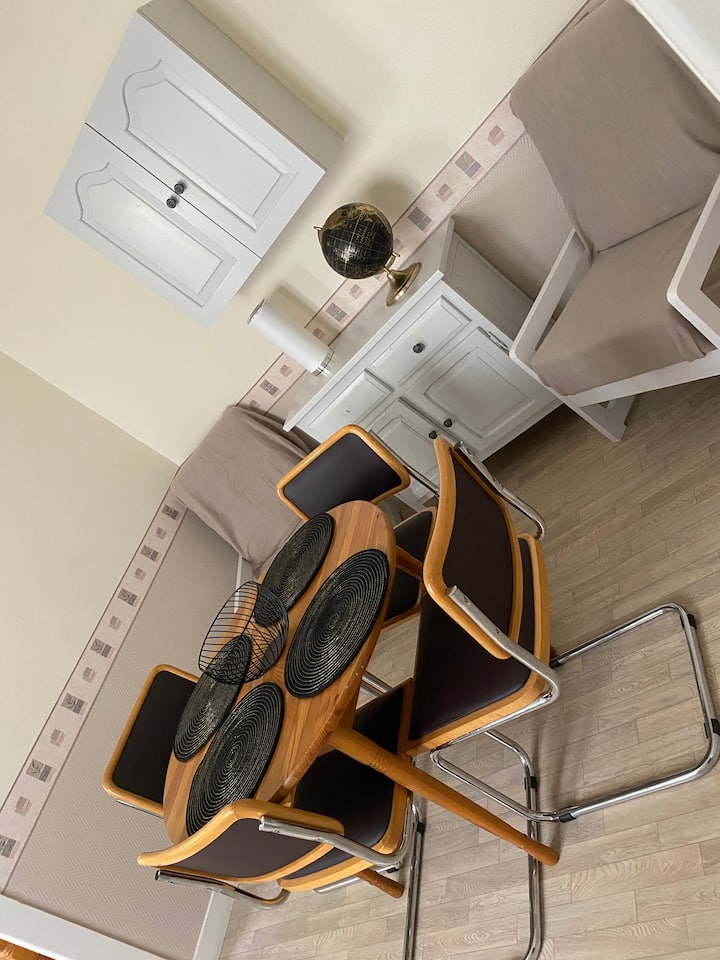 Grand Studio 2 (27m2) Meublé, Dans Un Bel Immeuble - Rochefort, France