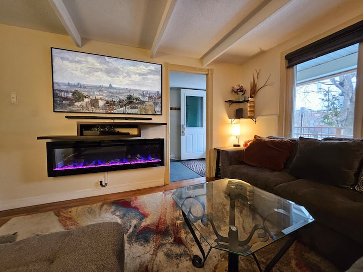 Central House + Studio Apt / Ev Charger + Parking - Ottawa