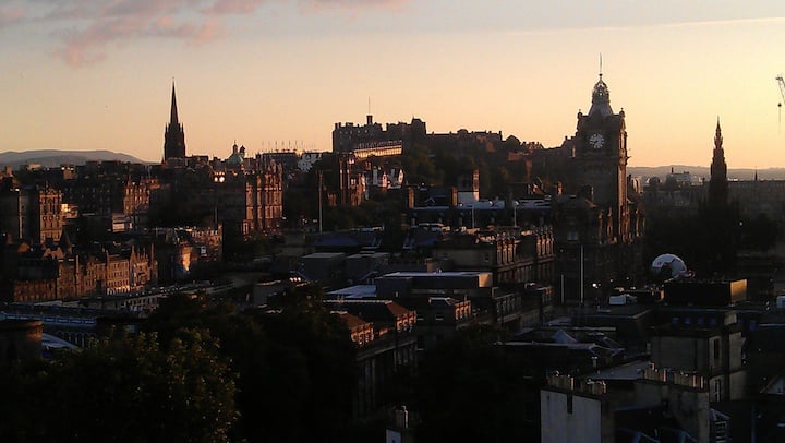 2 Bed Royal Mile Apartment - Edinburgh, UK