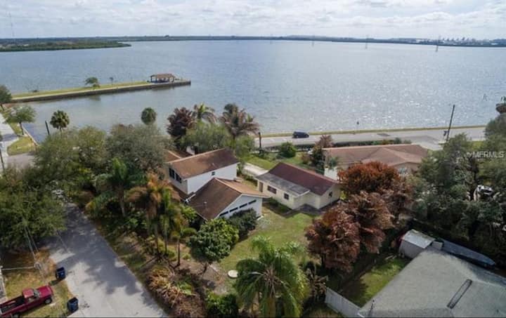 Perfect Getaway Waterfront Large Home Secluded - Tampa
