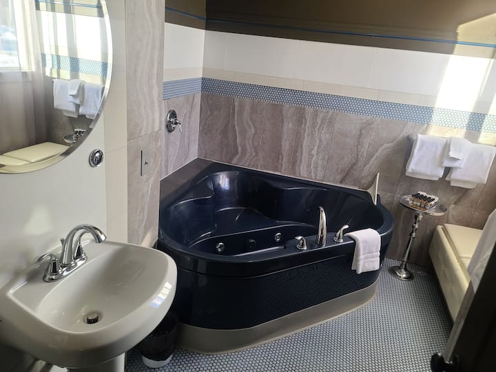 Winter Wonderland Pad Jacuzzi Tub, 1 King 2 Queen - Afton, WY