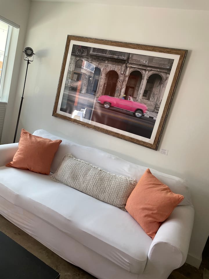 Art-filled Cuban Studio 4 Creative Artsy Montrose. - Houston, TX