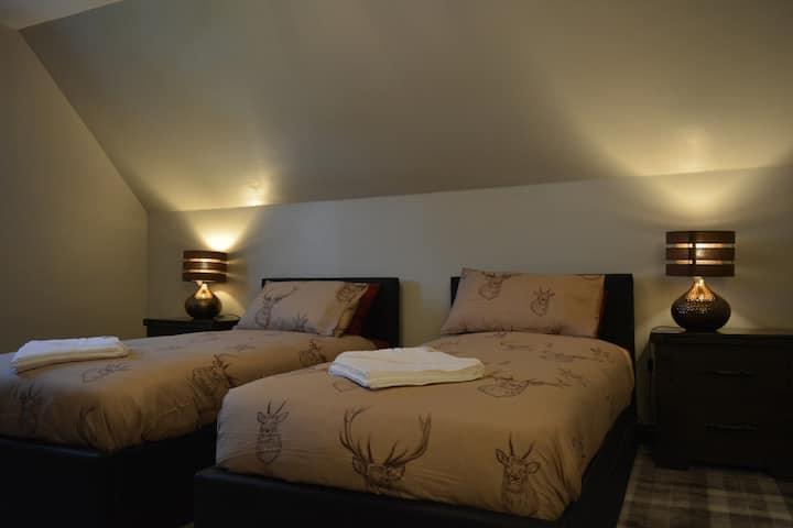 Twin Bedroom With Private Shower - Fort Augustus