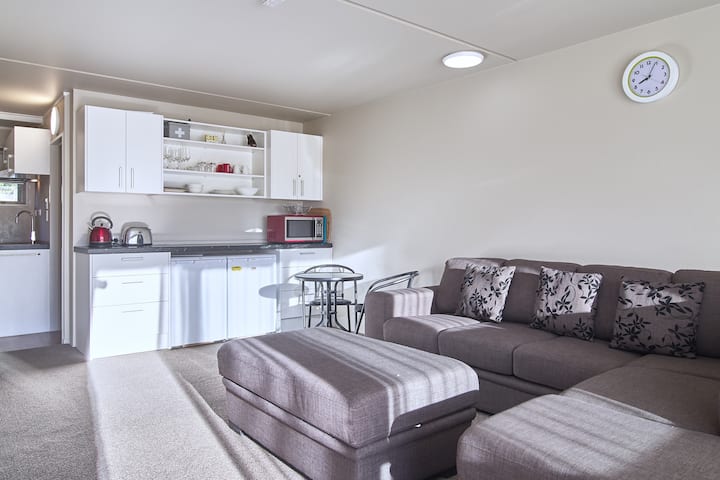 Cosy One Bedroom Get-a-way, Walk To Town Centre! - Southland