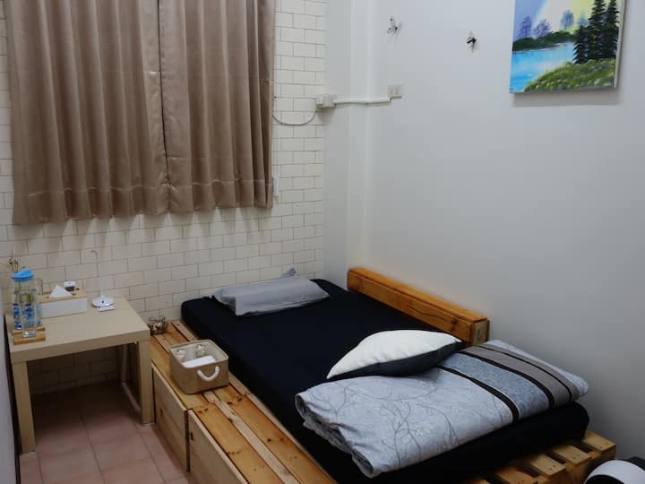 限女性-單人房<僅接待18-40歲國際青年旅客>/公共衛浴/友善住宿/市中心/近文化夜市 - 中埔