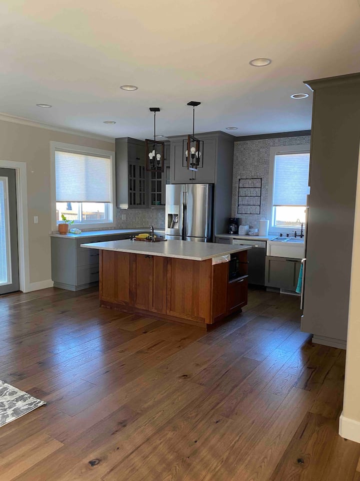 Private Room Twin Bed W/ Shared Bathroom - Everett, WA