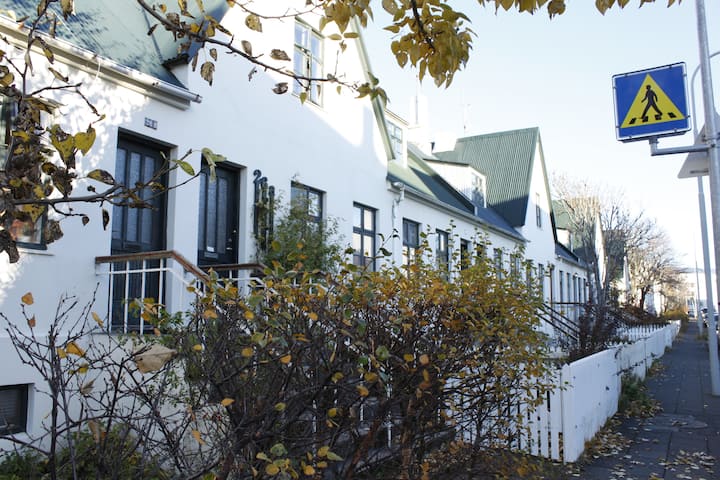 Central Townhouse With Charm And Character - Reykjavik