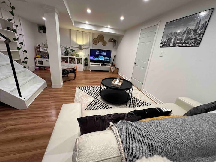 Cozy Bungalow With Backyard, Deck, & Trampoline - Hamilton