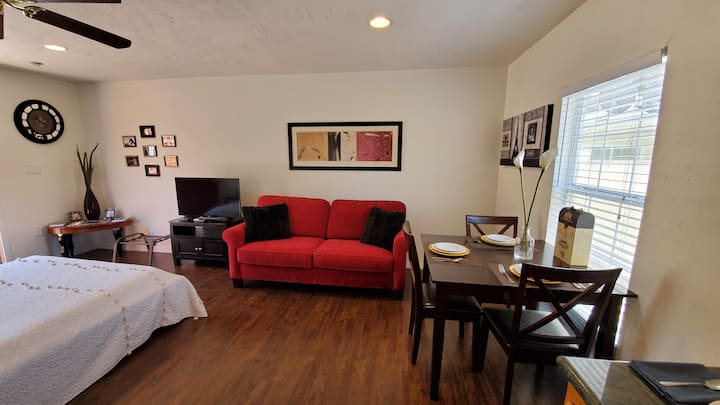 Your Quiet & Convenient Charming Northridge Escape - Mission Hills - Los Angeles